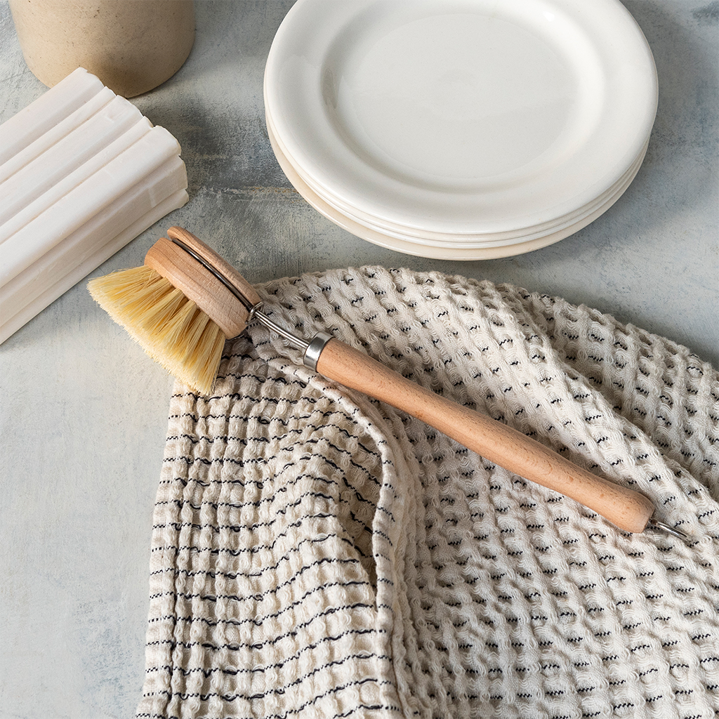 Long-handled wooden pan brush | ﻿Rex London