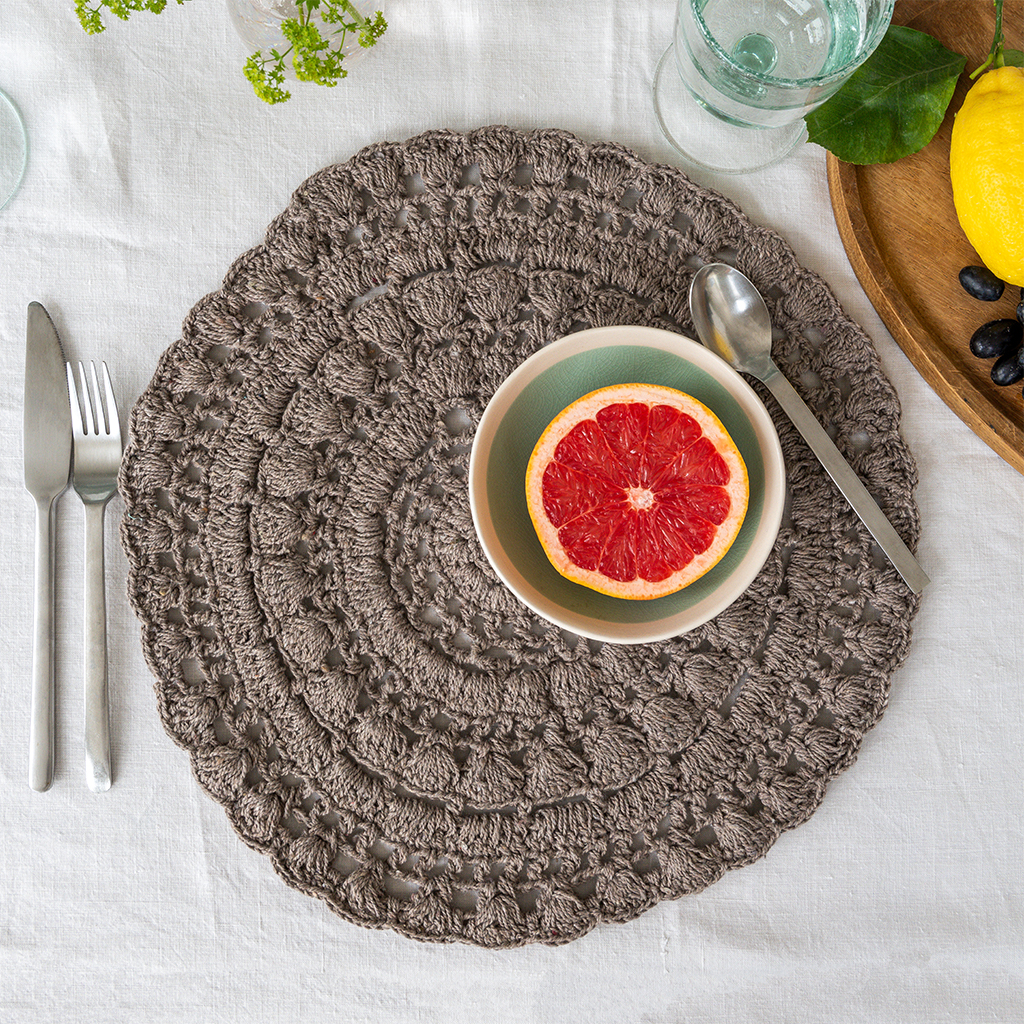 Crochet placemat - Grey | ﻿Rex London