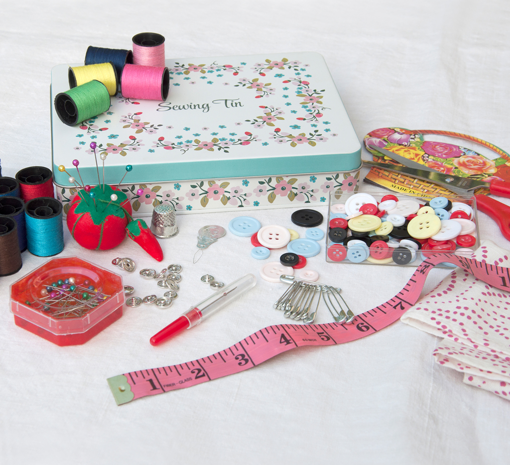ROSE HIP DELUXE SEWING KIT | ﻿Rex London