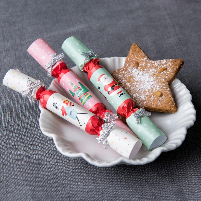 SET OF 8 FESTIVE FAMILY CHRISTMAS SAUCER CRACKERS | ﻿Rex London